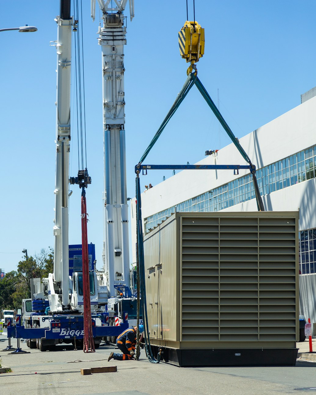 Emergency Backup Generator Lift in Berkeley | Bigge.com